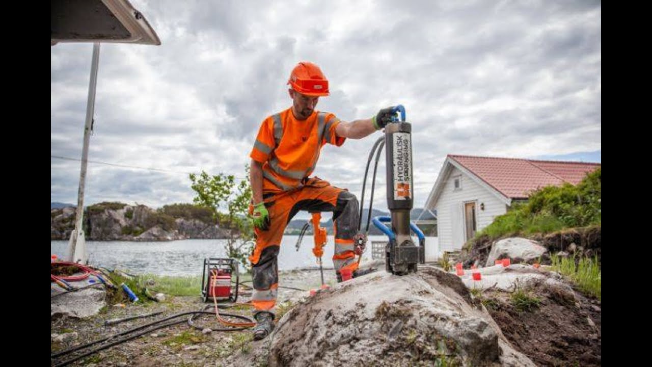 Demolition of a retaining wall with SP400 concrete and rock splitter ...