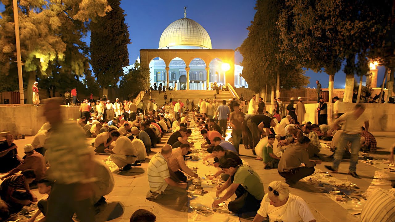 Palestine : Maghreb Adhan at Al AQSA Mosque ||اذان المغرب فی المسجد ...