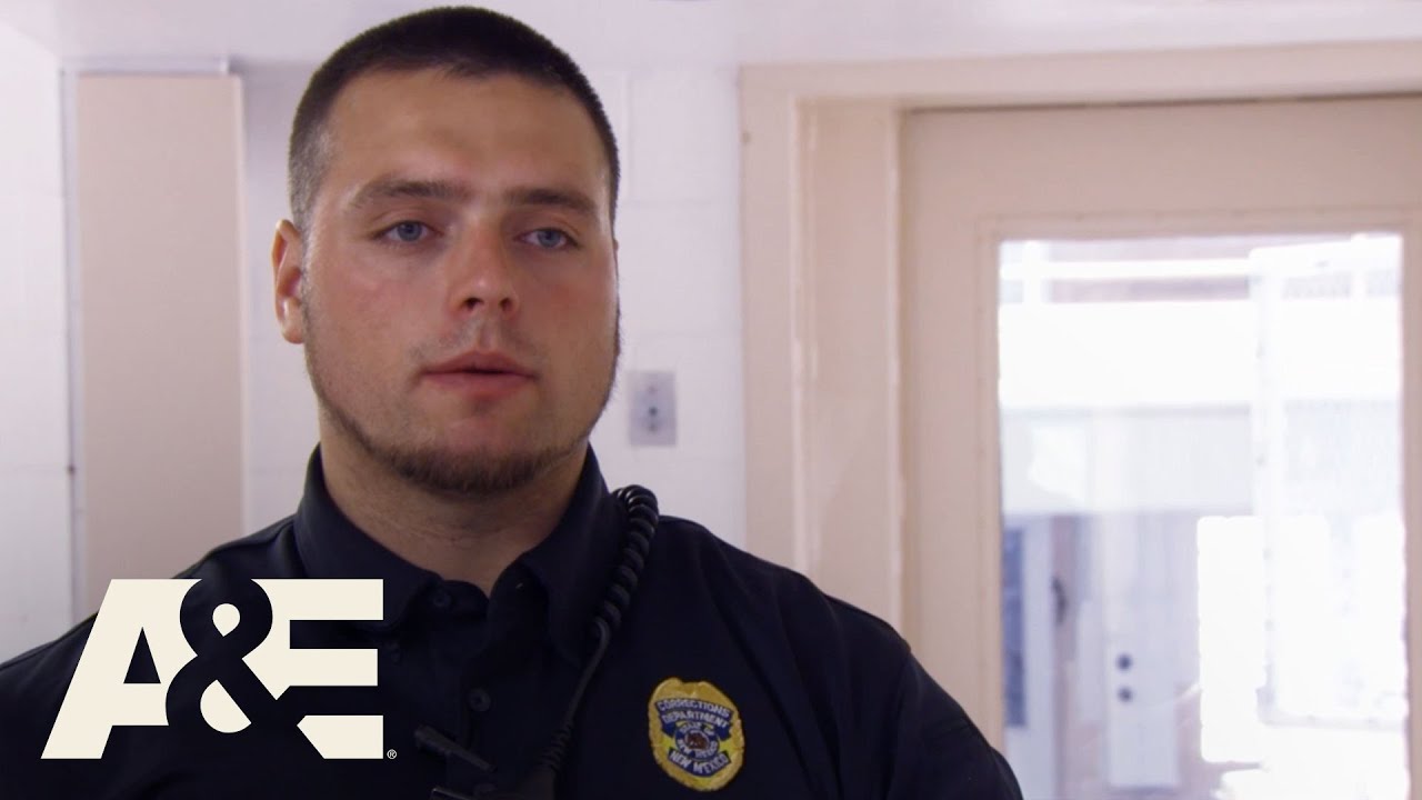 Behind Bars: Rookie Year: CO Finds A Razor (S1, E5) - Bonus Scene | A&E ...