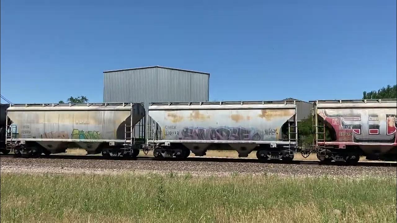 BNSF 7511 leads an Empty Sand Train at Rhome, TX - YouTube