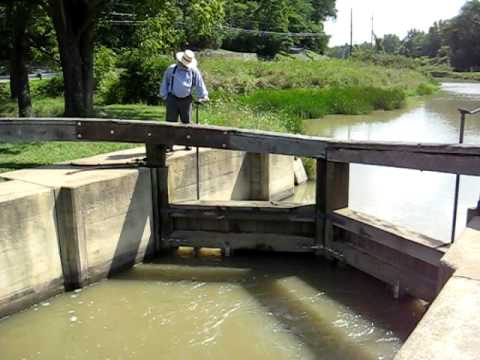 Ohio and Erie Towpath Canal Lock Operation - YouTube