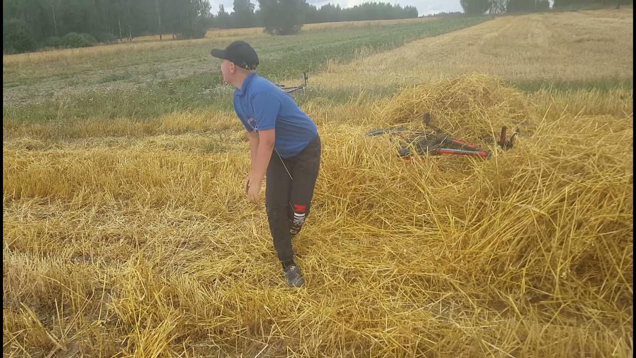 съезжает в стог сена на великах Youtube
