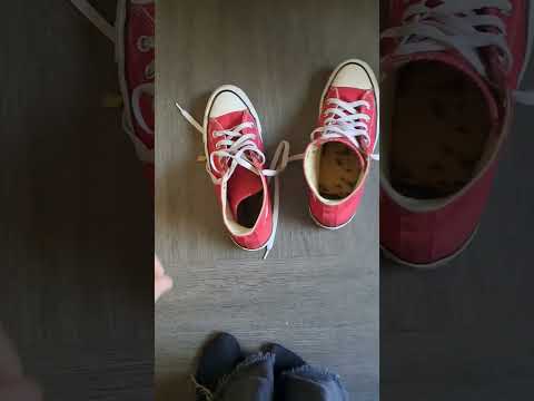 Red Converse inshoe bread crush #crush #shoes #sneakers #crushing #dirty #feets #goddess #shoe