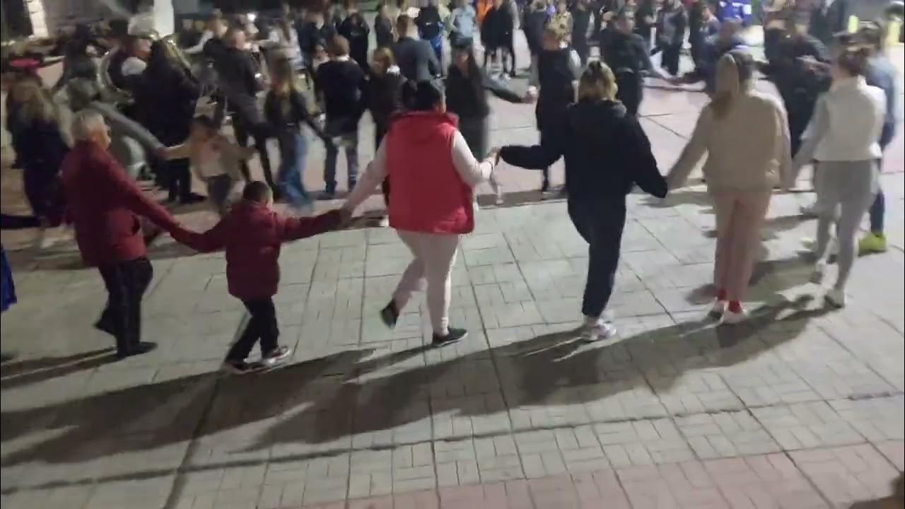 Пешо Младенов е новоизбраният кмет за село Литаково Хората празнуват в центъра на селото Youtube