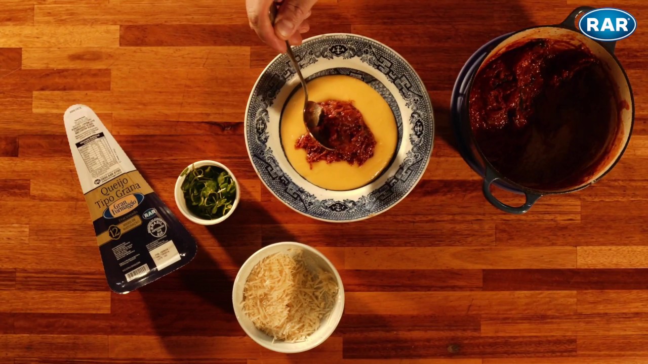 Polenta mole com ragu de carne seca, cogumelos e queijo tipo grana gran ...