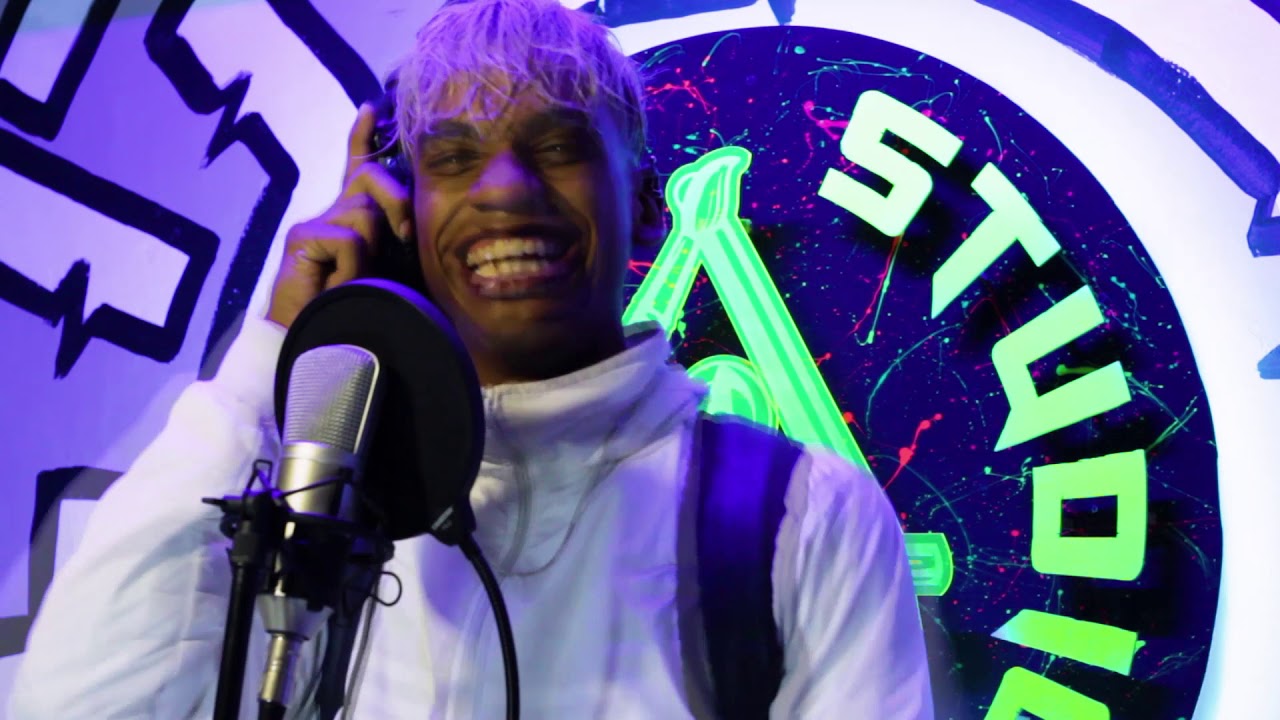 Lyei DLB - Escupiendo Fuego - YouTube