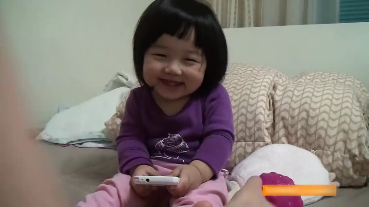 Mom please.. I'm sending a text~ - 엄마 나 문자 보내잖아~ - YouTube