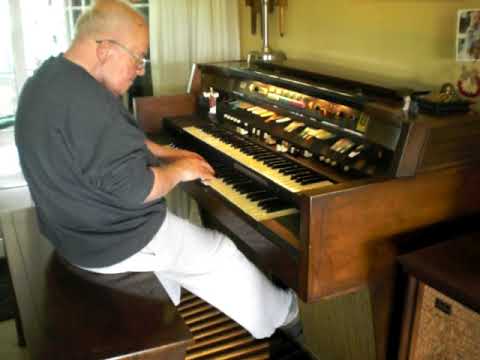 Mike Reed plays "What a difference a Day makes" on his Hammond Organ ...