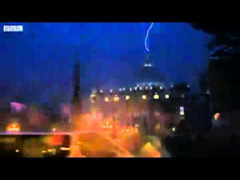 Lightning strikes Basilica San Pedro after the resignation of Pope ...