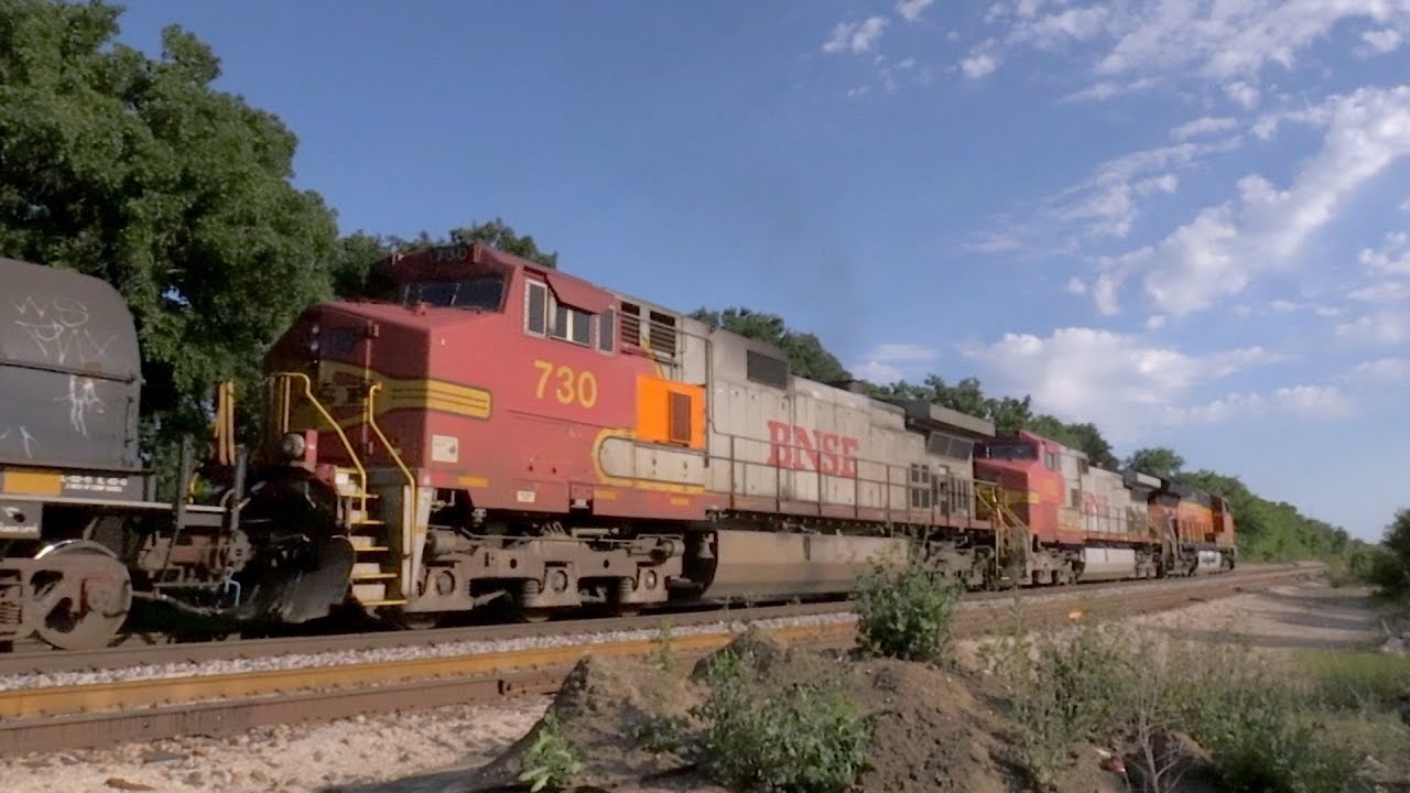 Dual Warbonnets and an ET44 on BNSF's Madill Subdivision // Trinity ...
