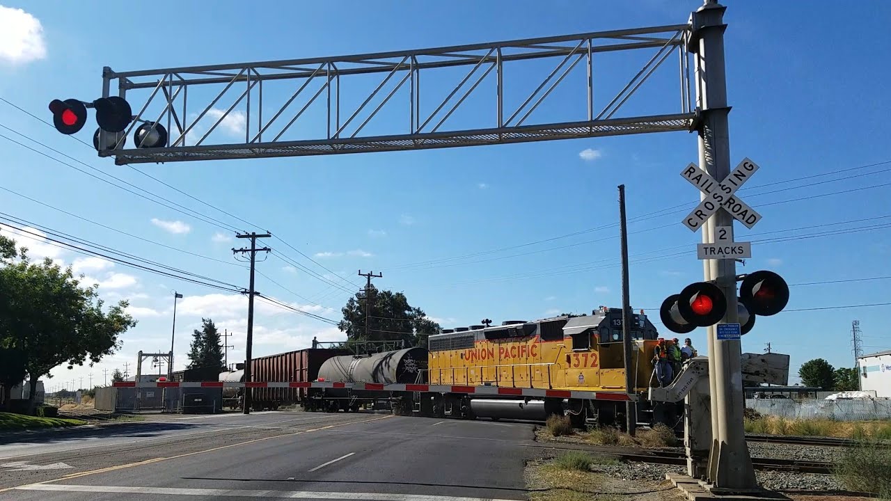 UP 1372 YSR62r Local Through The Florin Perkins Road Railroad Crossing ...
