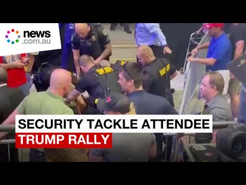 Security tackle attendee at Trump rally in Pennsylvania - YouTube