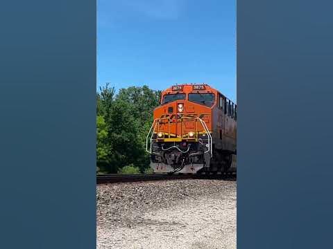 Tier 4 leads BNSF Grain train! #bnsf #bnsfrailway #train - YouTube
