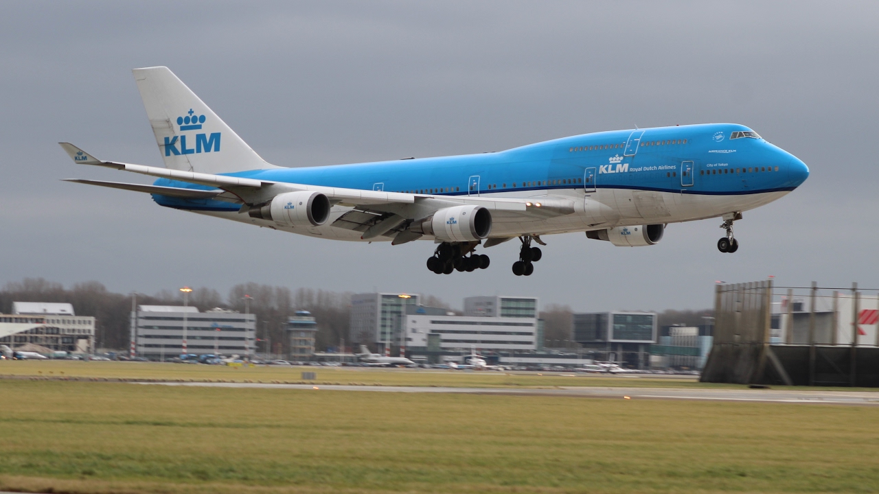 [4K] Plane Spotting at Amsterdam Airport Schiphol - YouTube