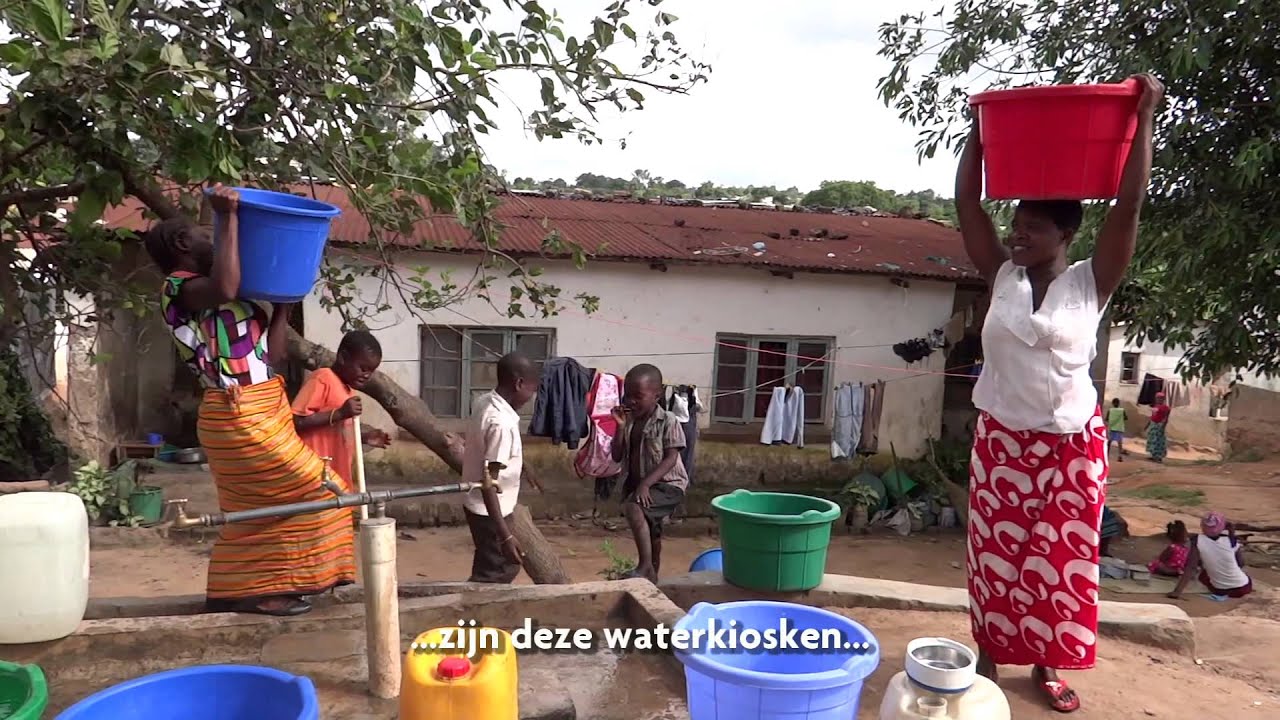 Ndirande, Malawi. Water verkopen in de slum. - YouTube