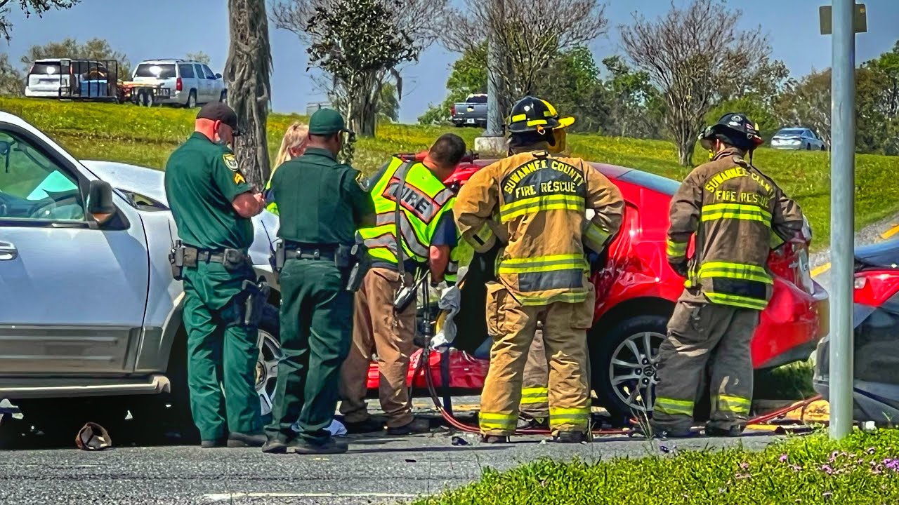 WATCH Jaws of Life CUT OUT DRIVER aft HEAD ON COLLISION of Ford ...