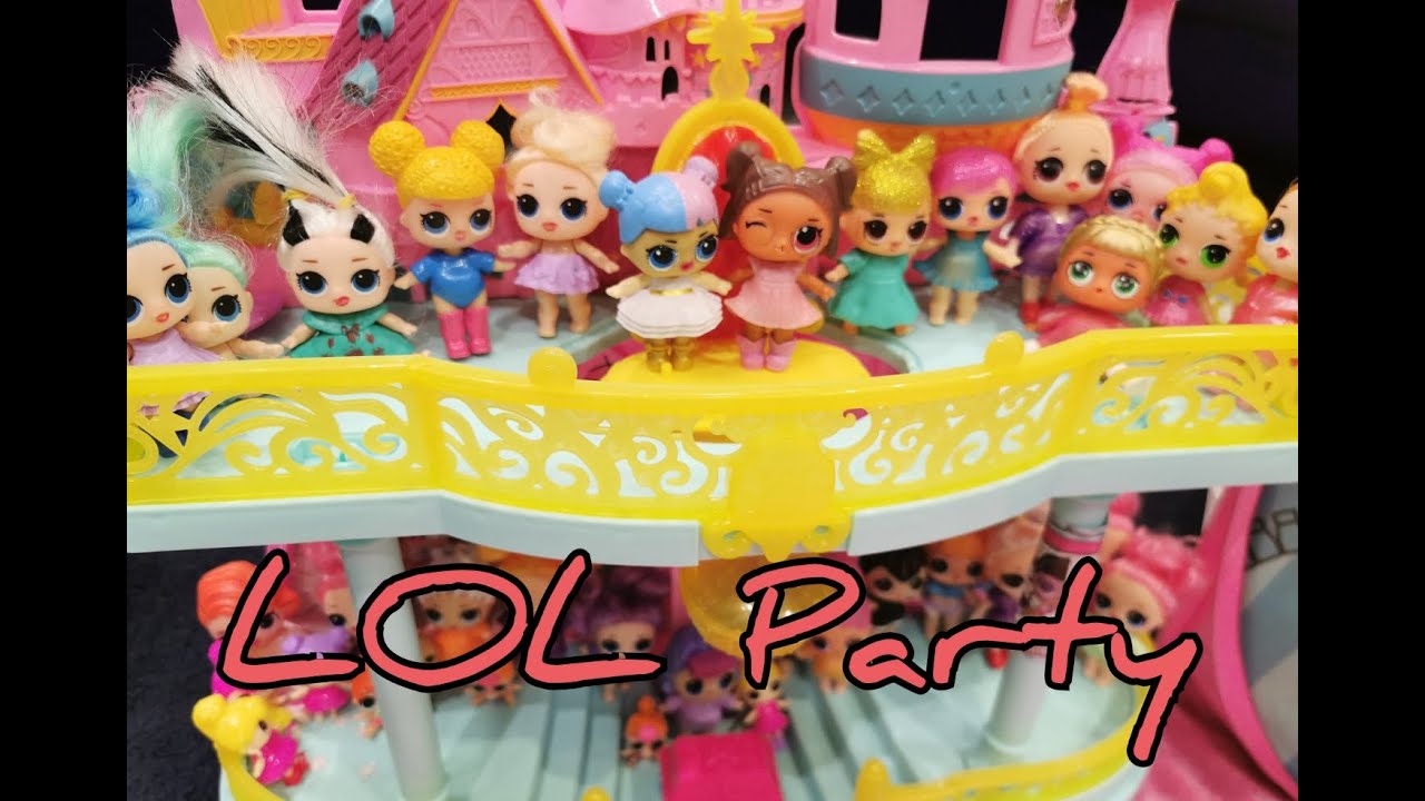 Unboxing the huge LOL surprise - YouTube