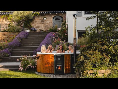 Ein holzbefeuerter Skargards Hot Tub im Bergischen Land, Deutschland