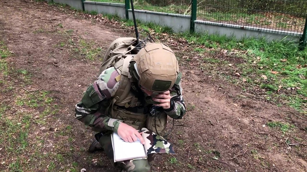 Opérateur radio à l’armée, un métier essentiel - YouTube