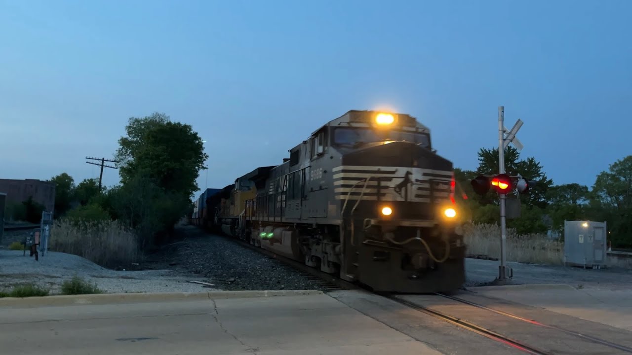 NS #9686 (C44-9W), UP #8670 (SD70ACe), & BNSF #4109 (C44-9W) lead NS ...