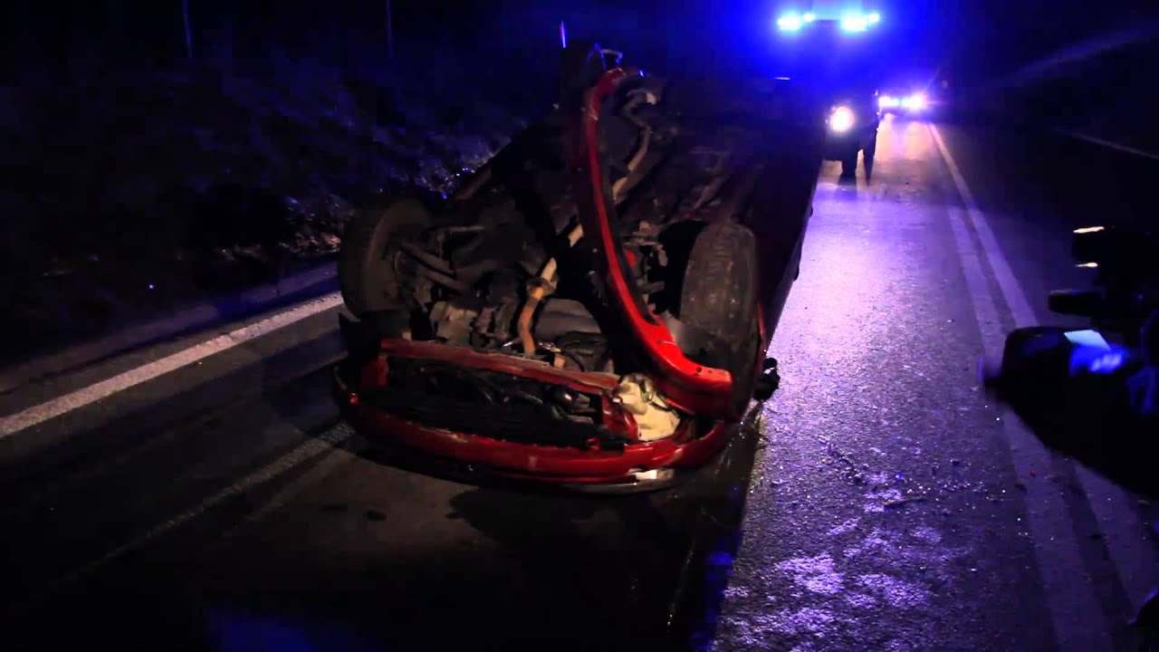 Auto liegt auf dem Dach auf der Autobahnausfahrt Feldkirch/Frastanz ...