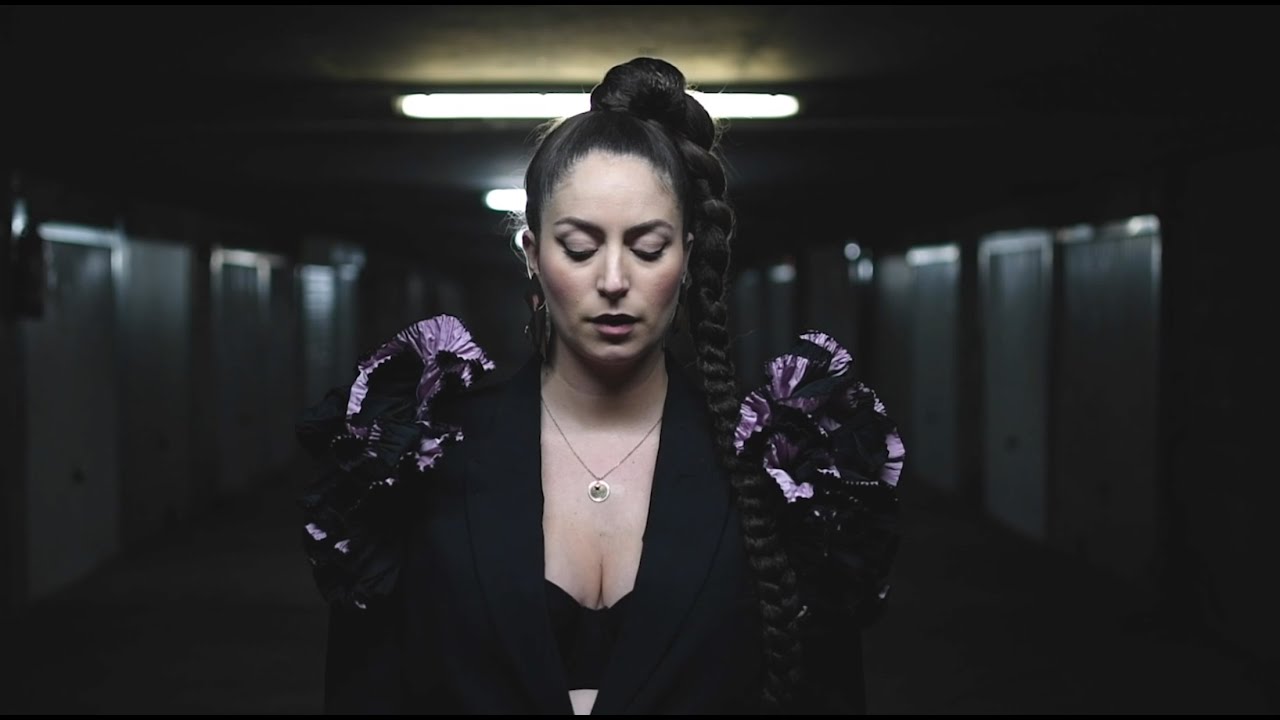 LILI POE - Pose ton Gun (Extrait de l'album Back dans les bacs) - YouTube