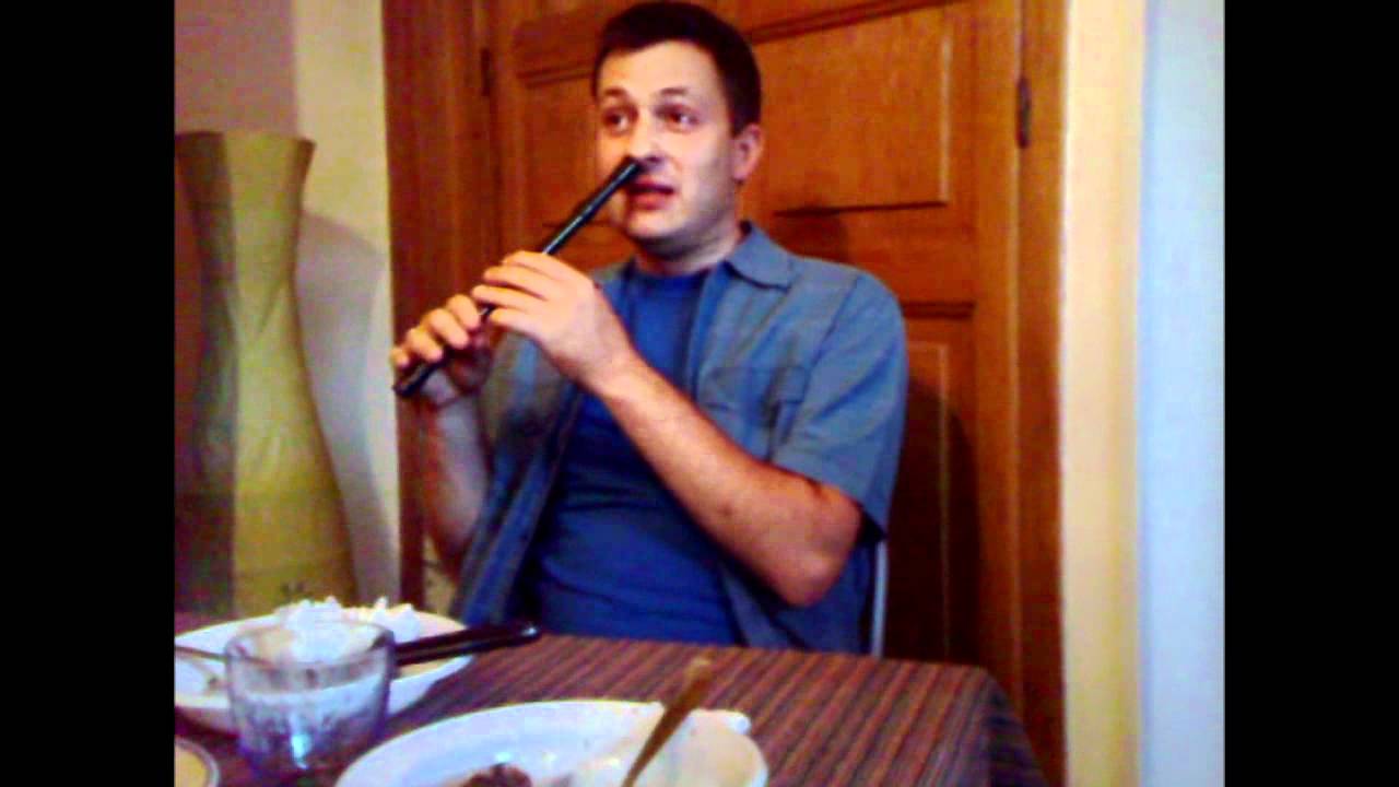 Crazy flute player, flauto e naso! - YouTube