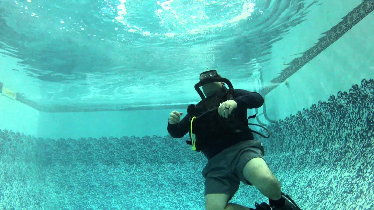 First dive using a double hose regulator - YouTube