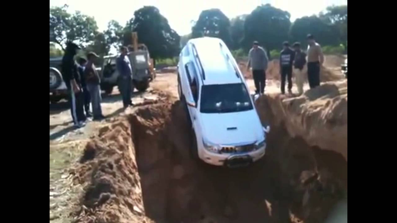 Range Rover Evoque Skate Park Stunt – Extreme Driving Challenge - YouTube