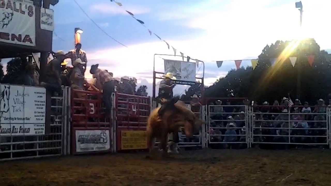 JB Mauney Riding a 90 Point Ride at his hometown Rodeo - YouTube
