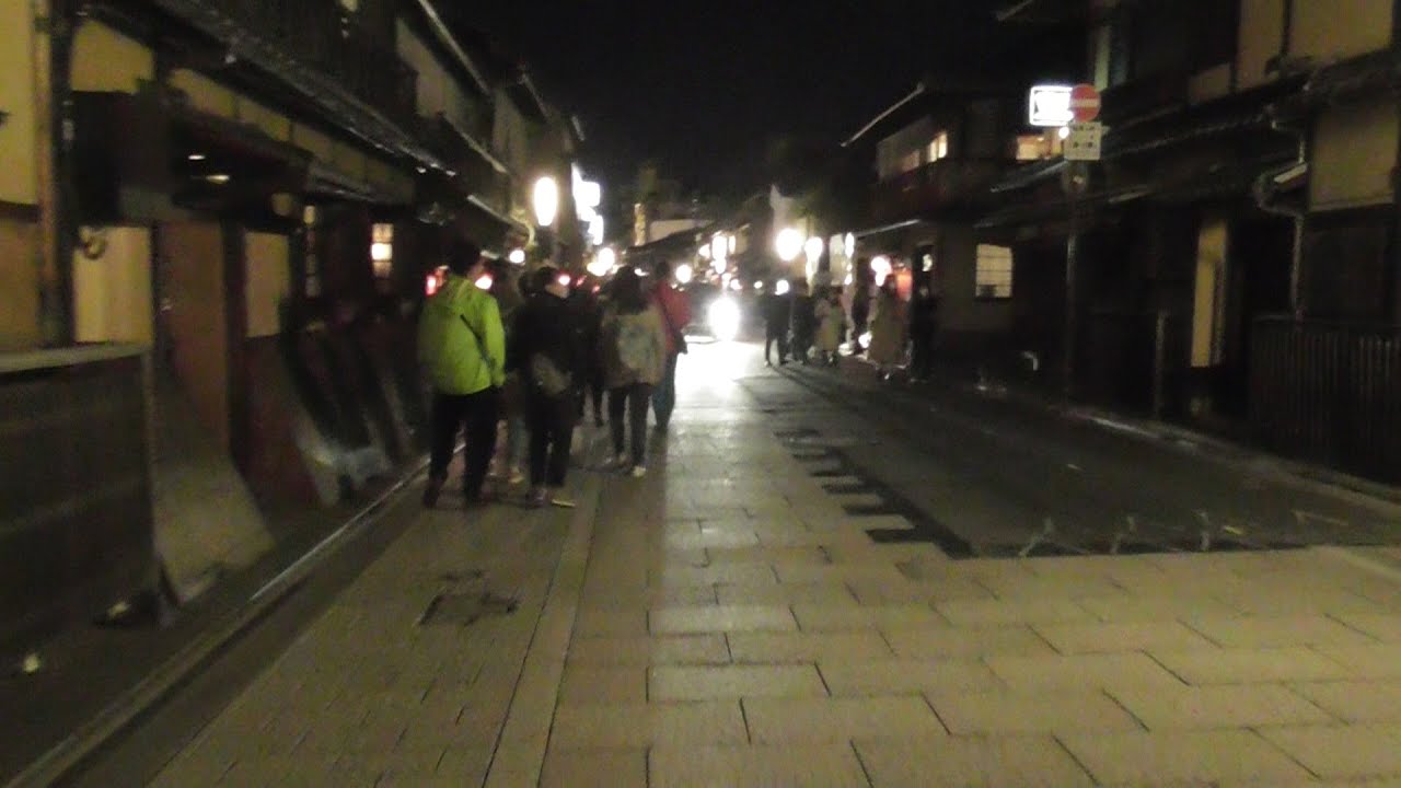 京都・祇園 紅葉の時期の祇園の賑わい（自転車で回る） the bustle of Gion during the fall foliage ...