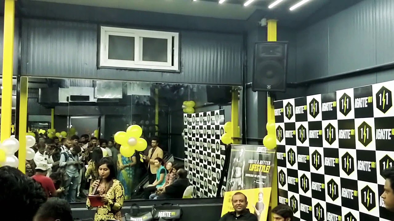 Emcee Nisha with Actor ARYA - Gym Launch (English) - YouTube