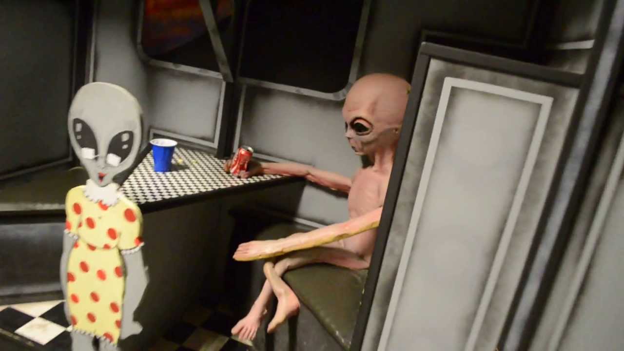 Aliens drink coca cola in the alien diner - YouTube