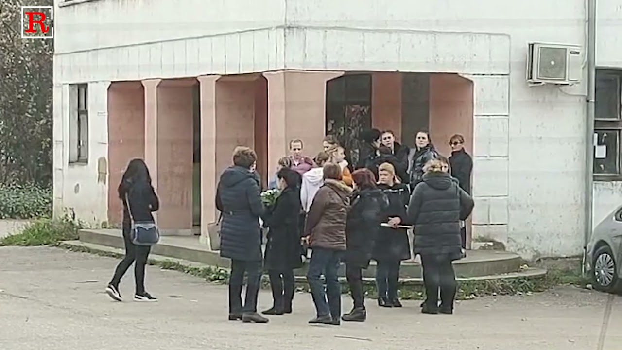 TUŽNA SCENA U LOZNICI: Drugari i nastavnici sa svećama se skupljaju ...