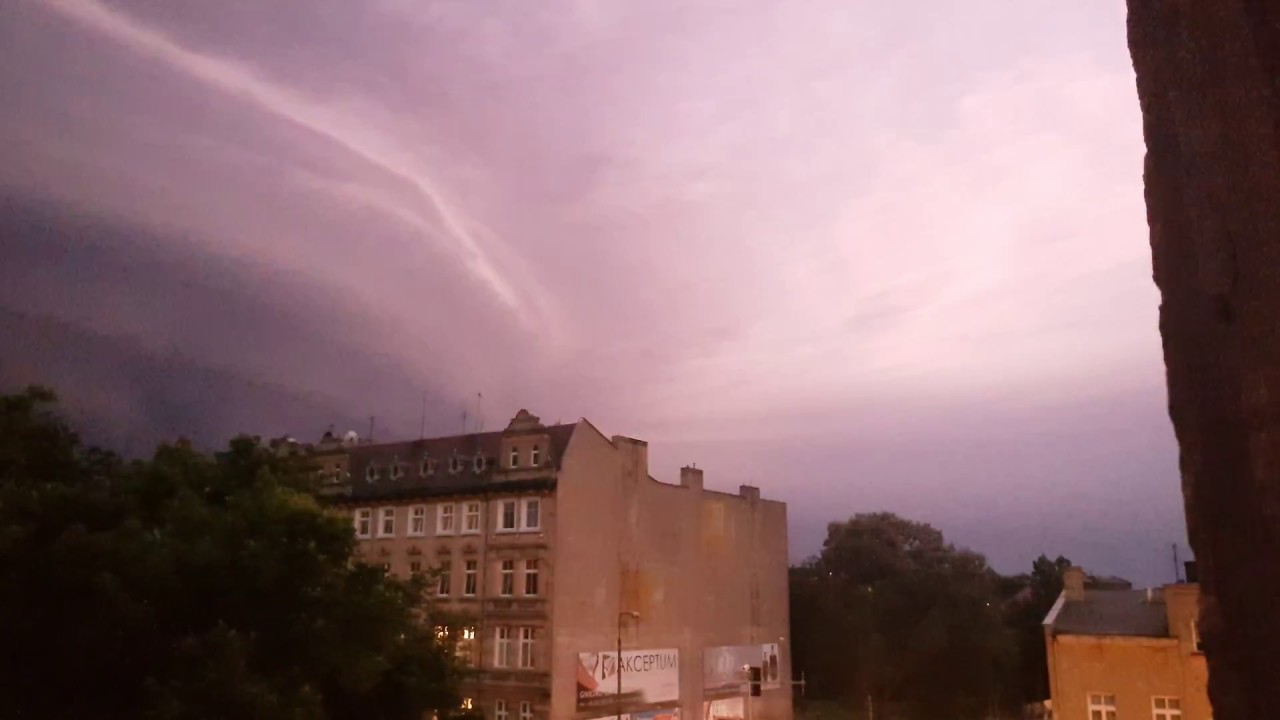 BOW ECHO hurricane HURAGAN nad Gnieznem 11.08.2017 - YouTube