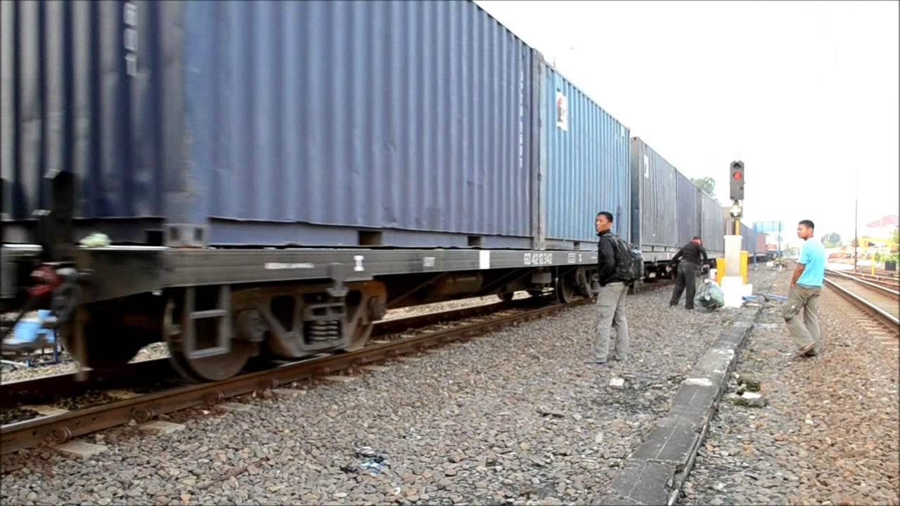 Locomotive CC203 - CC2039811 (Cargo Train) departing Semarang Poncol ...