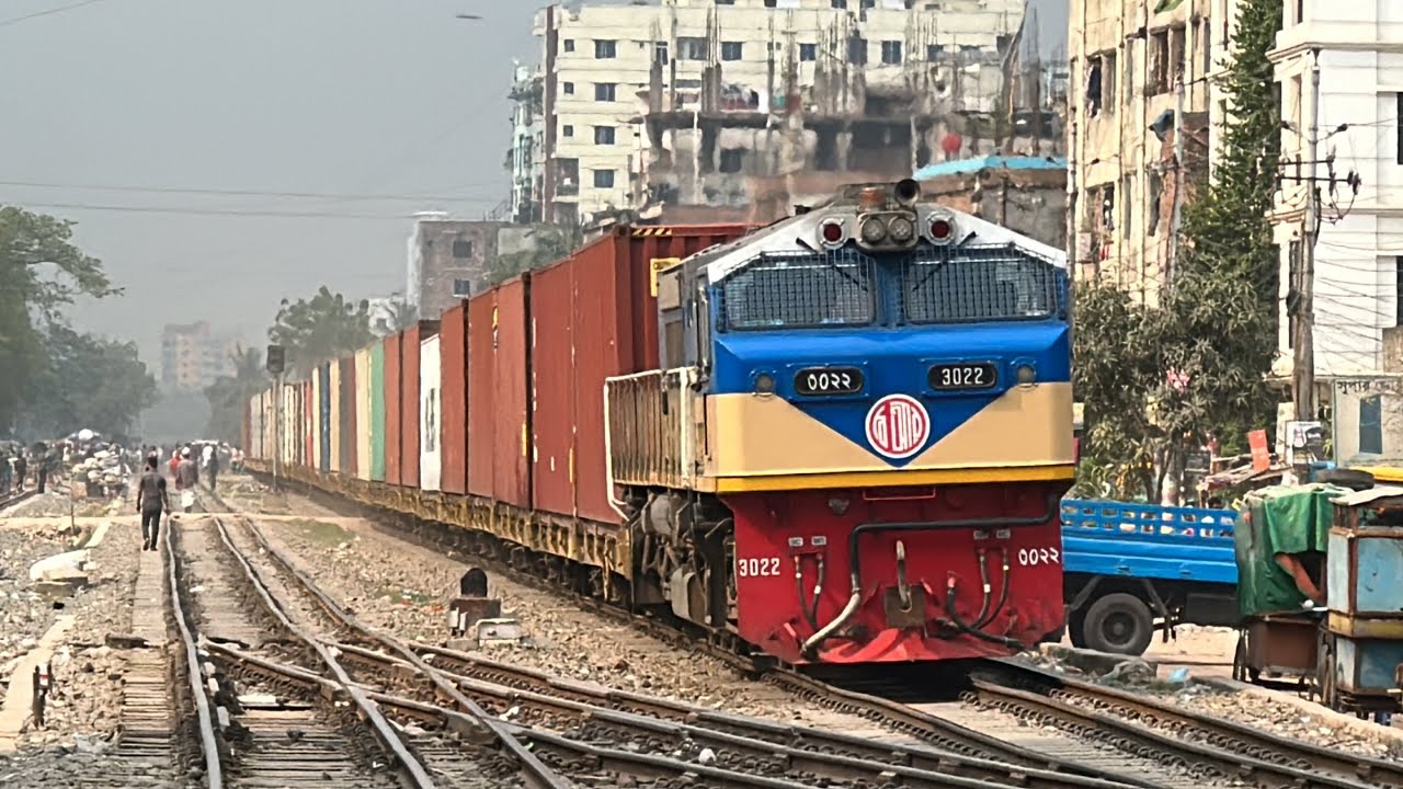 3022 with UP Container - YouTube