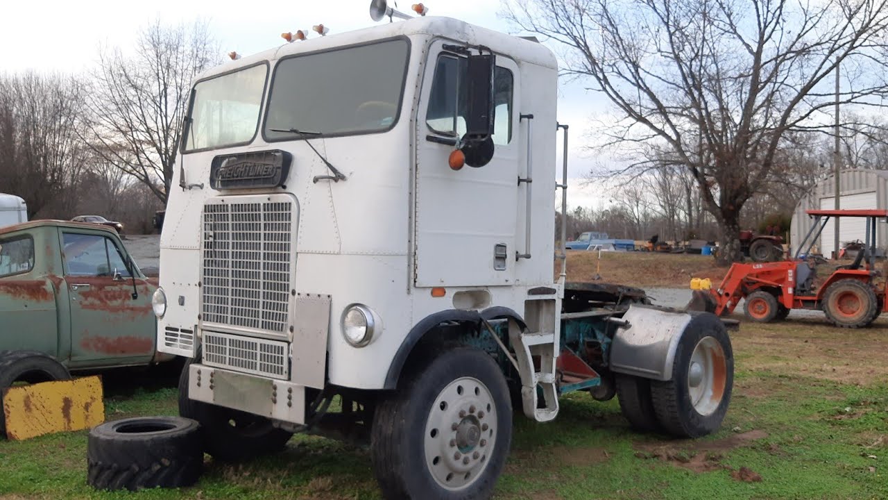 FLA Freightliner daycab with a 2 stroke - YouTube