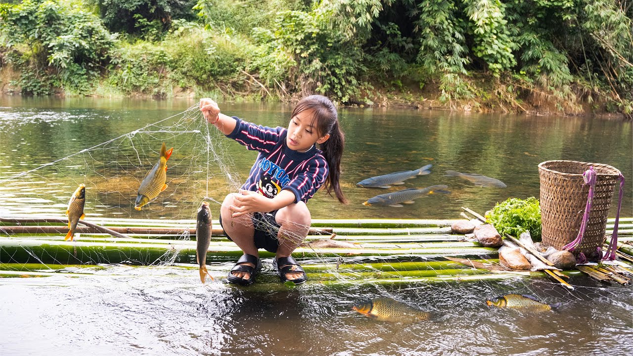 Poor orphan girl uses her savings to buy a fish trap and caught a lot ...