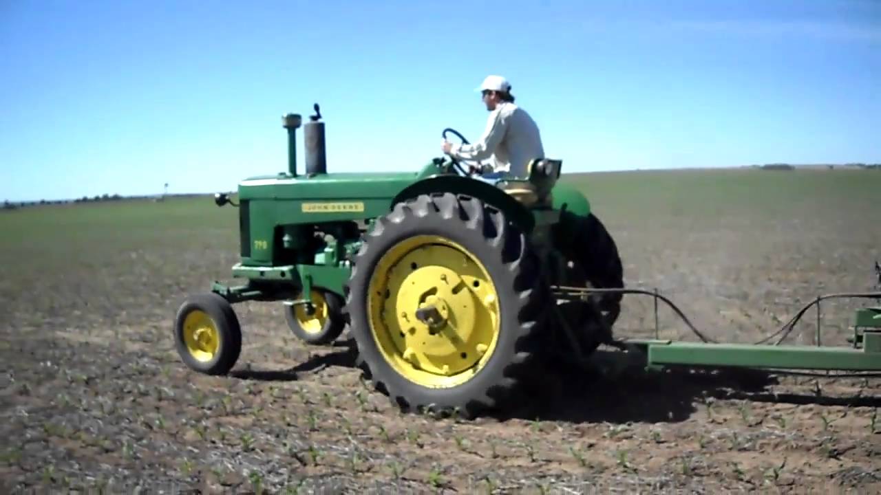 John Deere 730 en plena actividad - YouTube