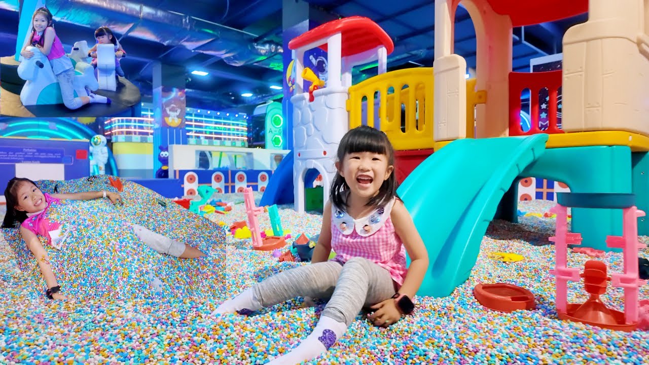 Bermain Playground Astronot Di Luar Angkasa , Dan Terkubur Di Pasir ...