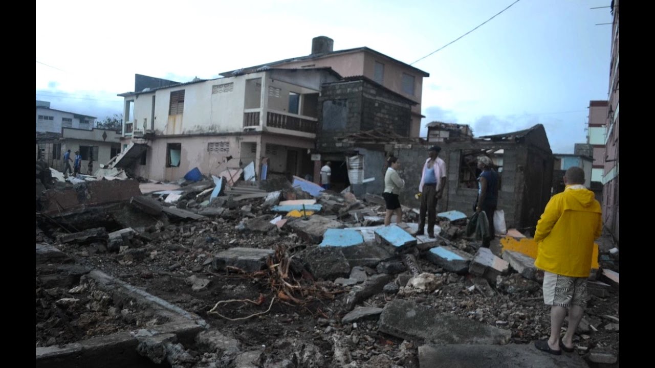 Baracoa, devastada tras el paso del huracán Matthew - YouTube