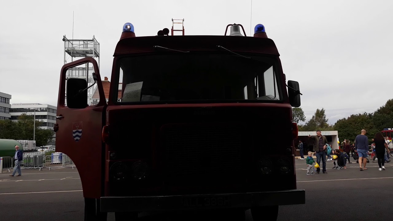 LFB vintage fire engine with Two Tone sirens on. 🚒👨‍🚒 - YouTube
