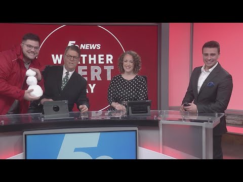 5NEWS Meteorologist Stephen Elmore builds a Snowman - YouTube