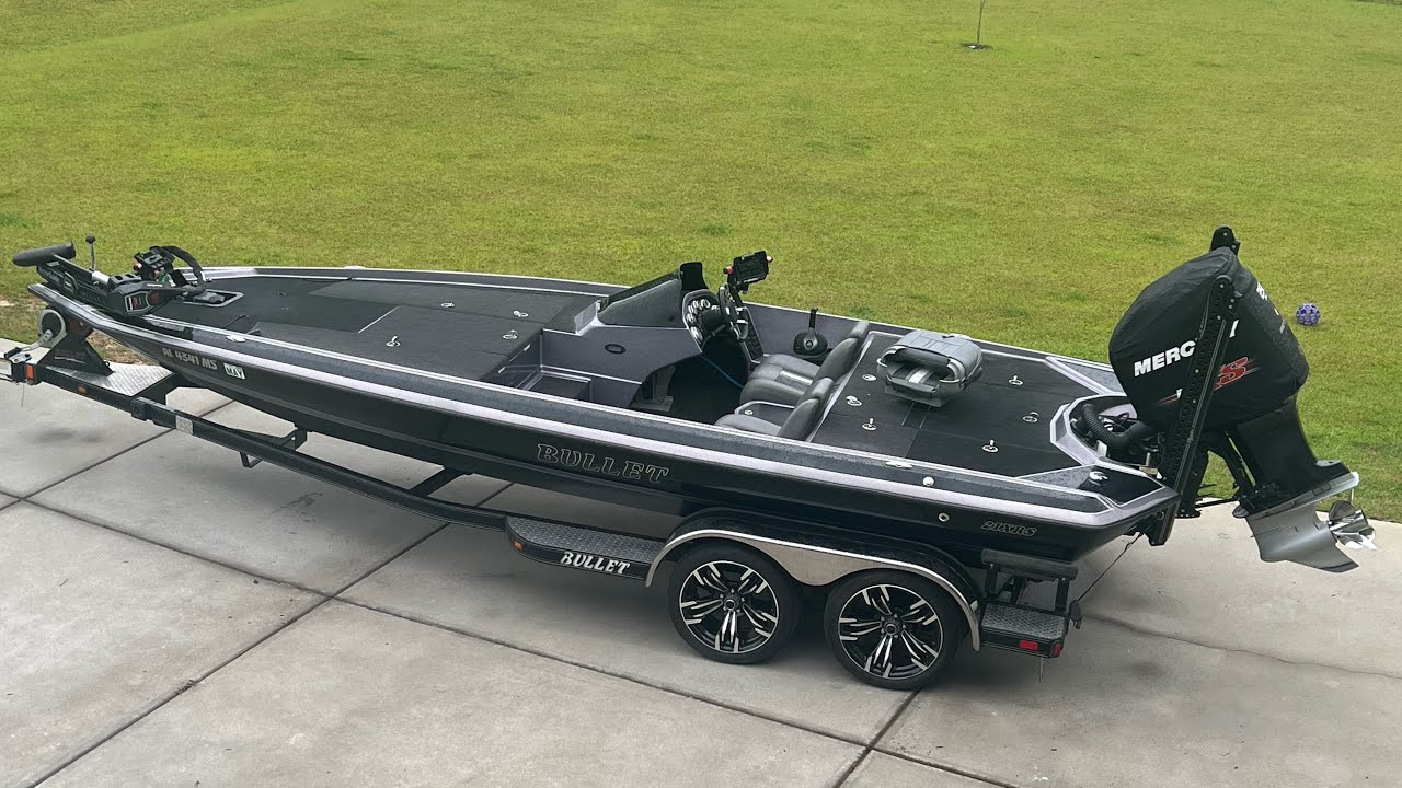 New to me. Learning to drive a 80 mph Bassboat. Bullet 21XRS - YouTube