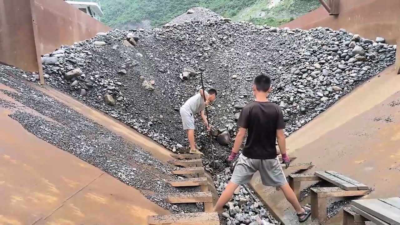 Barge unloading | Satisfying video - YouTube Barge unloading | Satisfying video - YouTube
