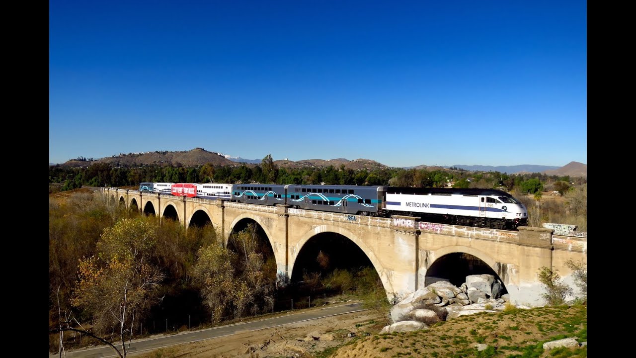 Union Pacific & Metrolink on Santa Ana Bridge in 4K - YouTube