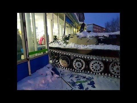 Tankla girdiği dükkandan şarap çaldı.