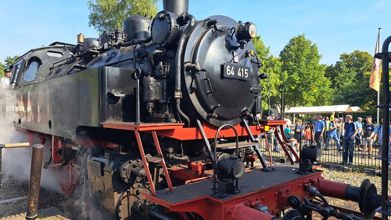 stoomtreinen 64 415 en 23 023 vertrekken uit Beekbergen. met wheelspin ...