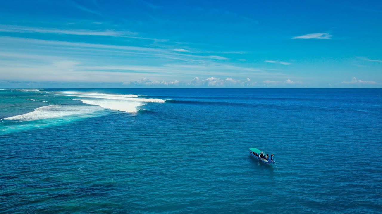 THE WORLD'S BEST SURFING LOCATION l INTERMEDIATE WAVES - YouTube